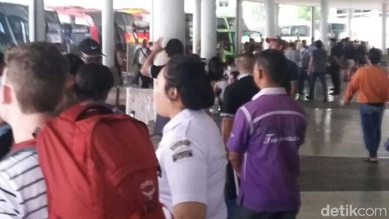 Bandara Ngurah Rai Tutup, Terminal Bus Mengwi Penuh