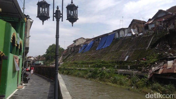 Foto: Melihat Longsor di Bantaran Kali Code Yogyakarta