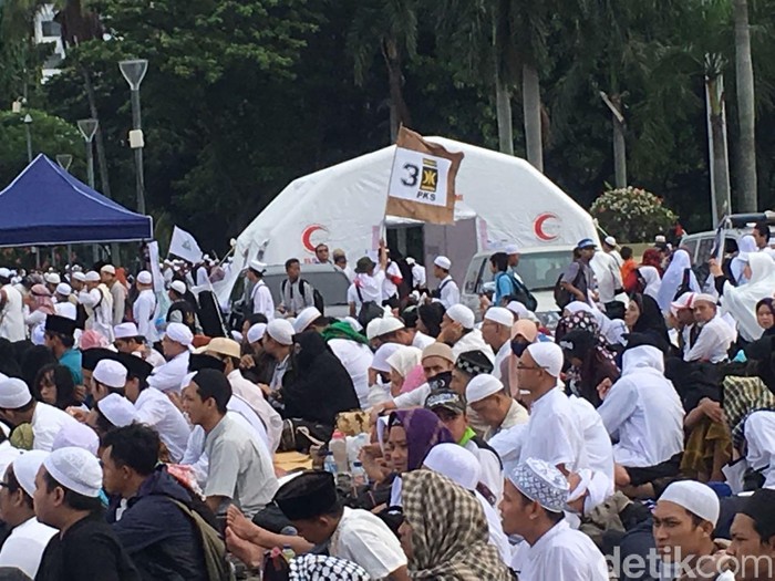 Bendera-bendera yang Berkibar di Reuni 212