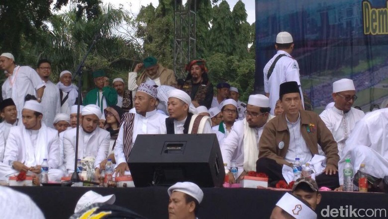 Pesulap Limbad Muncul di Panggung Aksi Reuni Alumni 212 Pesulap Limbad Muncul di Panggung Aksi Reuni Alumni 212