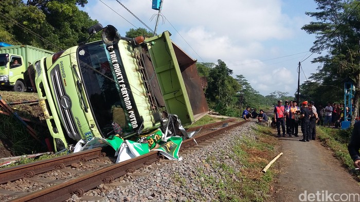 Truk Terguling Tutup Jalur Kereta di Tasikmalaya Truk Terguling Tutup Jalur Kereta di Tasikmalaya