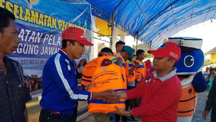 Pentingnya Life Jacket untuk Penumpang Kapal Kecil di Daerah