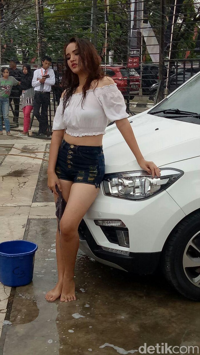 Cewek Seksi Cuci Mobil dan Pameran Otomotif Makassar