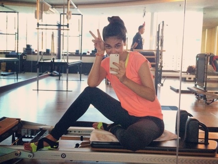 Foto Gaya Seksi Luna Maya Yang Lagi Olahraga Pilates