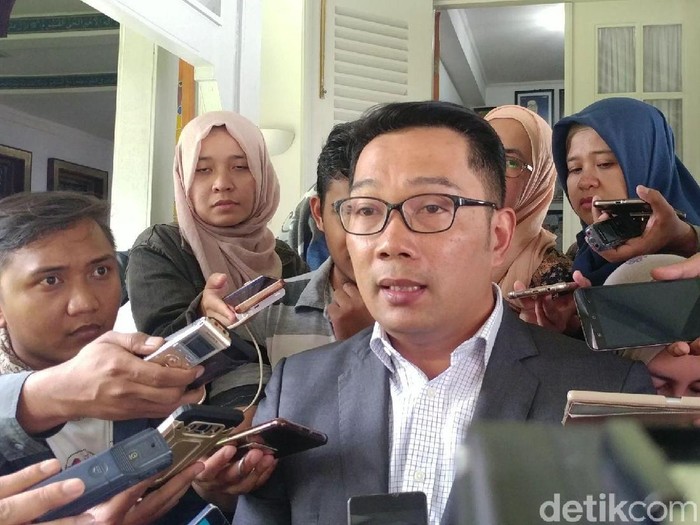 Ridwan Kamil Akui Belum Terima SK Pencabutan Dukungan dari Golkar Ridwan Kamil Akui Belum Terima SK Pencabutan Dukungan dari Golkar