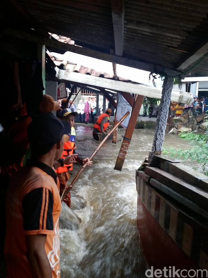 Potret Tanggul Kali Pulo Jati Padang yang Jebol dan Bikin Banjir