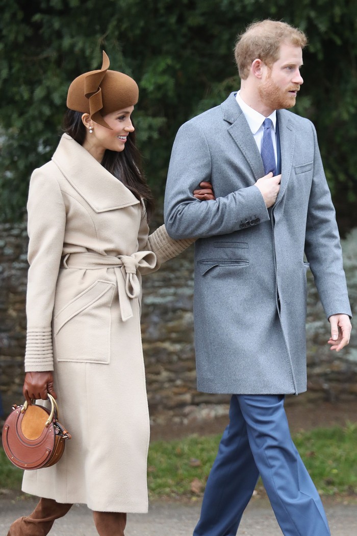 Kemesraan Meghan Markle dan Pangeran Harry di Perayaan Natal Kerajaan Kemesraan Meghan Markle dan Pangeran Harry di Perayaan Natal Kerajaan