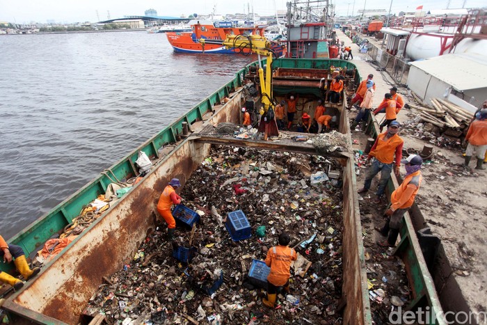 Begini Tumpukan Sampah dari Laut Utara Jakarta
