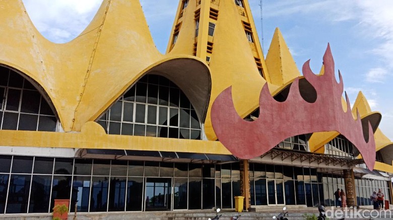 Jalan-jalan ke Lampung, Jangan Kaget Ada Siger di Mana-mana