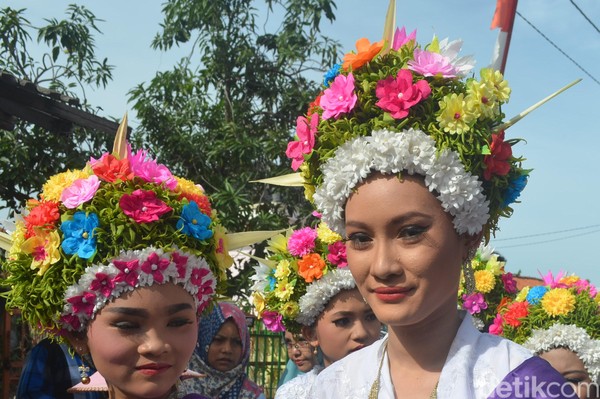 Foto: Gadis-gadis Cantik Bermahkota Bunga dari Indramayu