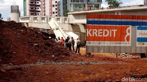 Polisi Selidiki Penyebab Robohnya Girder Proyek di Antasari Polisi Selidiki Penyebab Robohnya Girder Proyek di Antasari