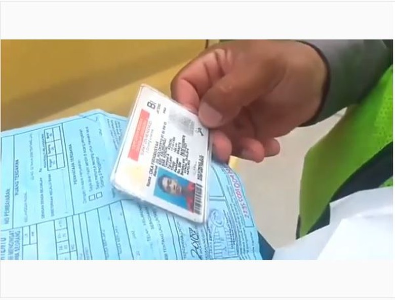Sopir Truk Ini Kena Razia, Diperiksa Malah Bawa SIM Palsu