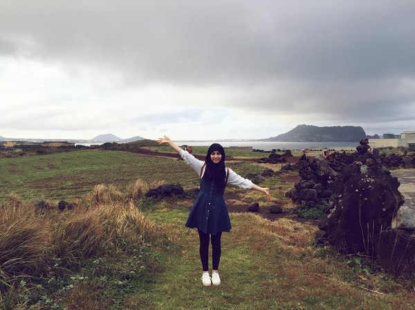 Foto: Gaya Liburan Kim Miso, Hijabers Cantik dari Korea