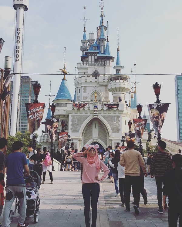 Foto: Gaya Liburan Kim Miso, Hijabers Cantik dari Korea