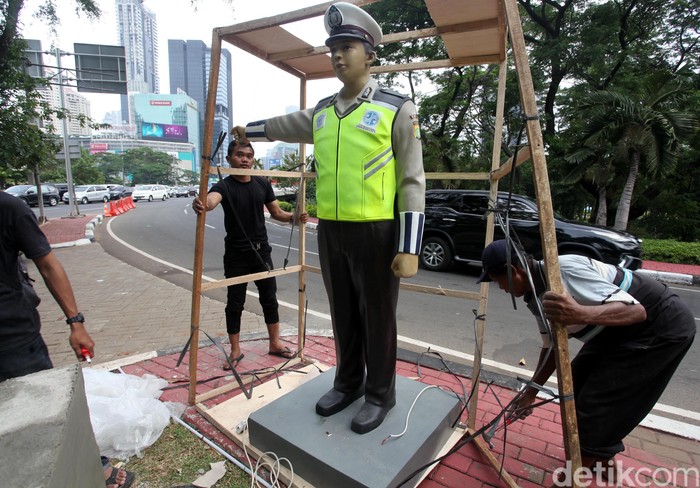 Pemasangan Patung Polisi di Bundaran Semanggi