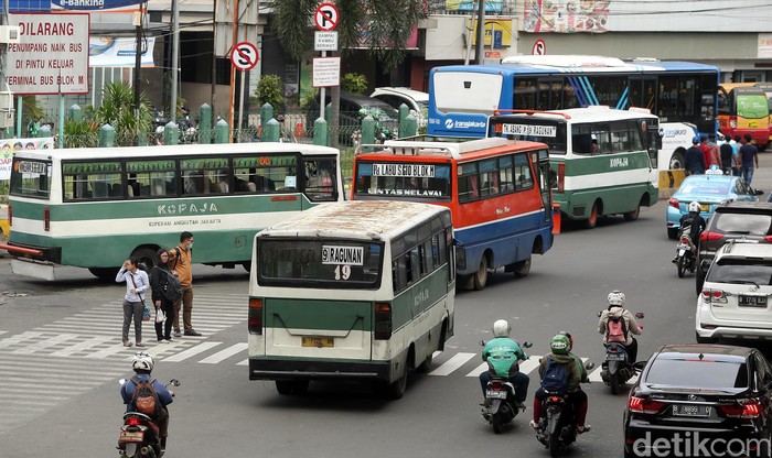 Melihat Kepulan Asap Metro Mini dan Kopaja yang Hampir Mati