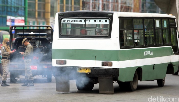 Melihat Kepulan Asap Metro Mini dan Kopaja yang Hampir Mati