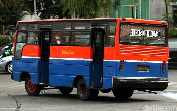 Melihat Kepulan Asap Metro Mini dan Kopaja yang Hampir Mati