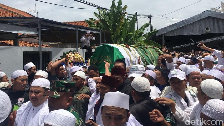 Jenazah Habib Kwitang Dibawa ke Masjid Ar-Riyadh untuk Dimakamkan