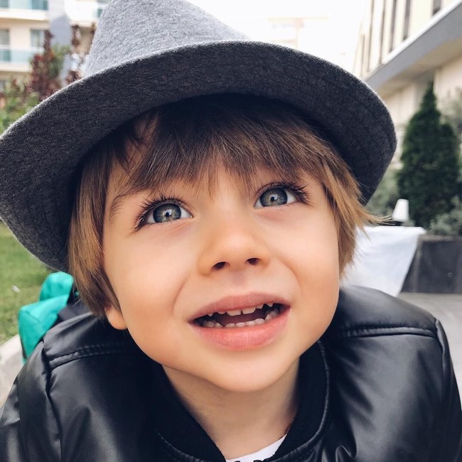 Intip Potret Tampan Mete Gursoy, Bocah yang Viral karena Masuk 9GAG