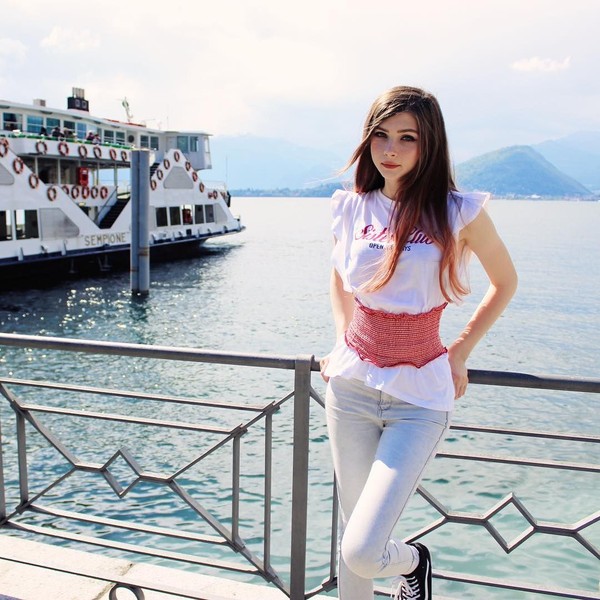 Foto: Liburannya Si Gamer Seksi dari Rusia