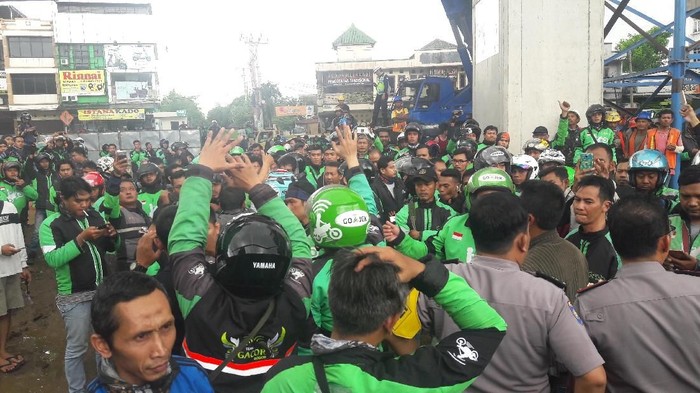 Dilarang Kirim Order Makanan, Ojol Vs Opang Nyaris Bentrok di Bogor Dilarang Kirim Order Makanan, Ojol Vs Opang Nyaris Bentrok di Bogor