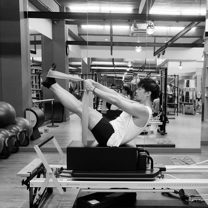 Lama Tak Terlihat, Penampilan Dave Hendrik Makin Fresh Berkat Pilates