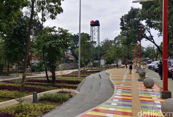 Kerennya Alun-alun Regol di Bandung