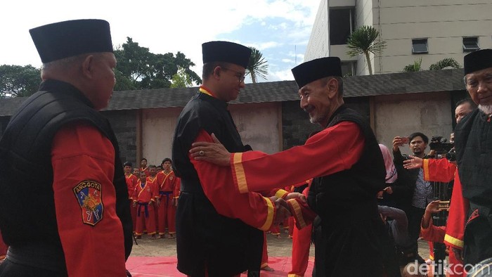 Foto: Momen Anies Terima Sabuk Hitam Pendekar Kehormatan Tapak Suci