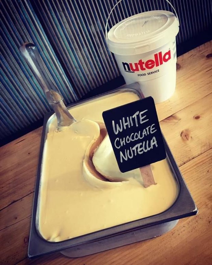 Wah! Begini Jadinya Kalau Es Krim Vanilla Bertemu dengan Nutella Wah! Begini Jadinya Kalau Es Krim Vanilla Bertemu dengan Nutella