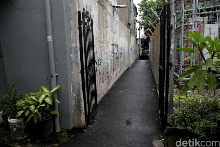 Melihat Gang Sempit yang Jadi Lokasi Pelecehan di Jatinegara