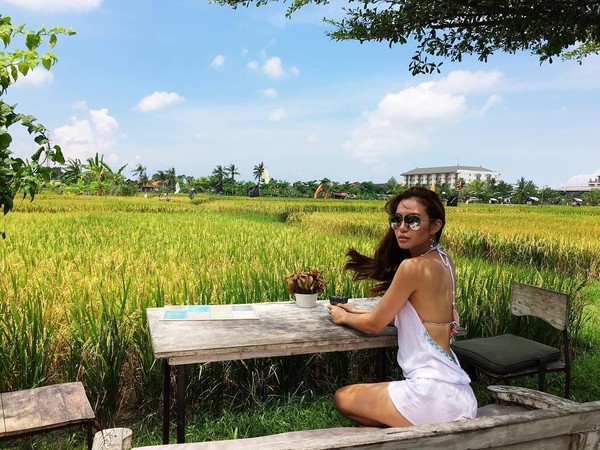 Liburannya Si Cantik Elly Lam, Anak Miliuner dan Sosialita Hong Kong