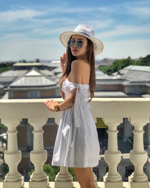 Liburannya Si Cantik Elly Lam, Anak Miliuner dan Sosialita Hong Kong