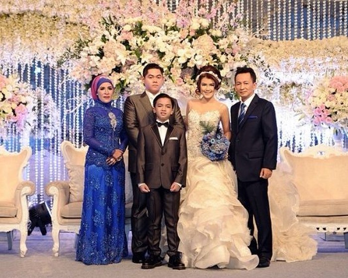 Pesona Tania Putri, Dari 'Kepompong' Kini Jadi Hot Mom