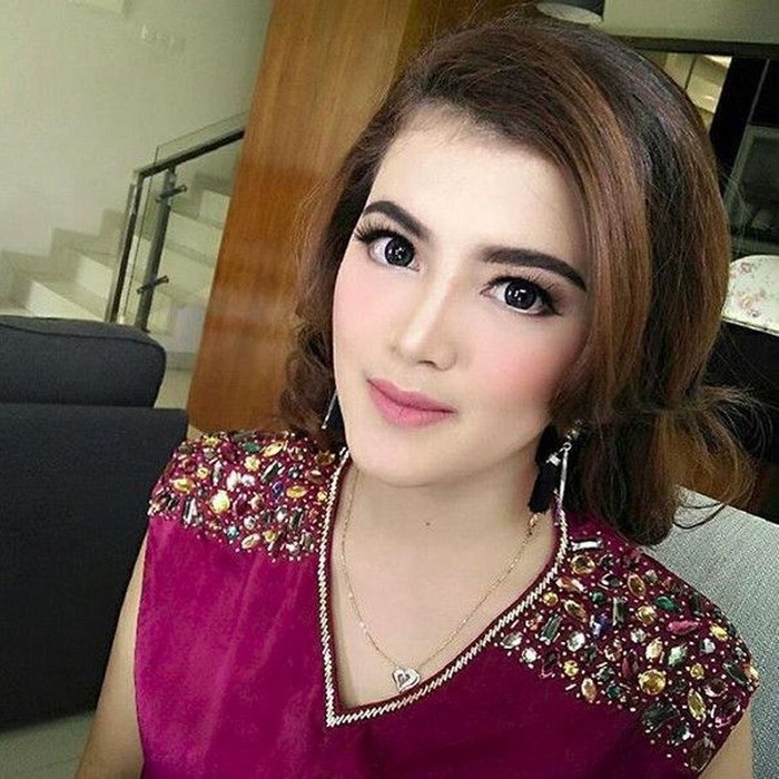 Pesona Tania Putri, Dari 'Kepompong' Kini Jadi Hot Mom