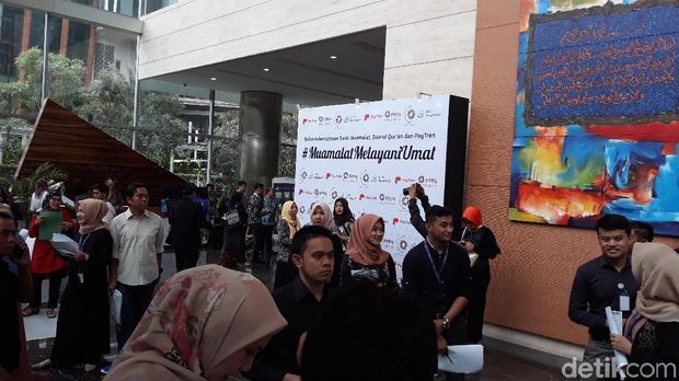 Yusuf Mansur Ajak Ratusan Orang Buka Tabungan di Bank Muamalat Yusuf Mansur Ajak Ratusan Orang Buka Tabungan di Bank Muamalat