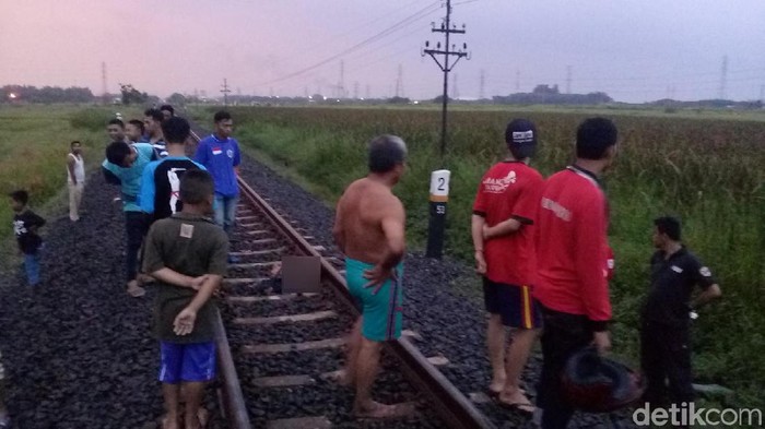 Warga Mojokerto Digegerkan Pria Tabrakkan Diri ke KA Bangunkarta Warga Mojokerto Digegerkan Pria Tabrakkan Diri ke KA Bangunkarta