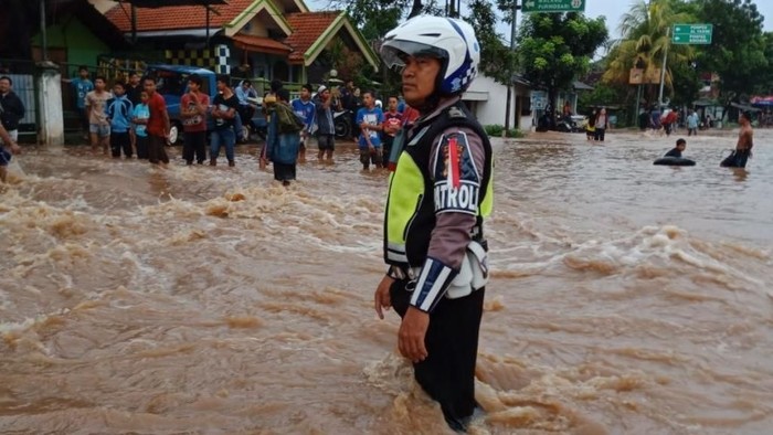Aksi Tolong Nenek Tuai Pujian, Bripka Suwaji Teringat Ibunya