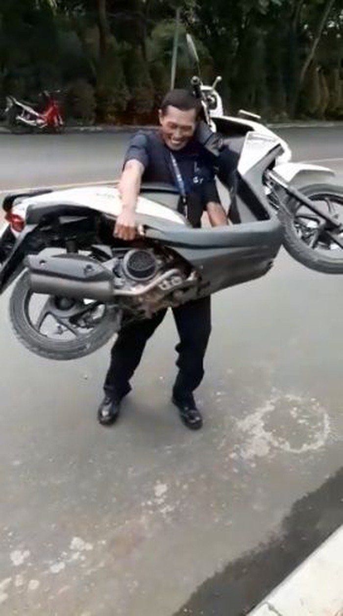 Foto: Si 'Samson' Indonesia, Satpam Perkasa yang Kuat Angkat Motor