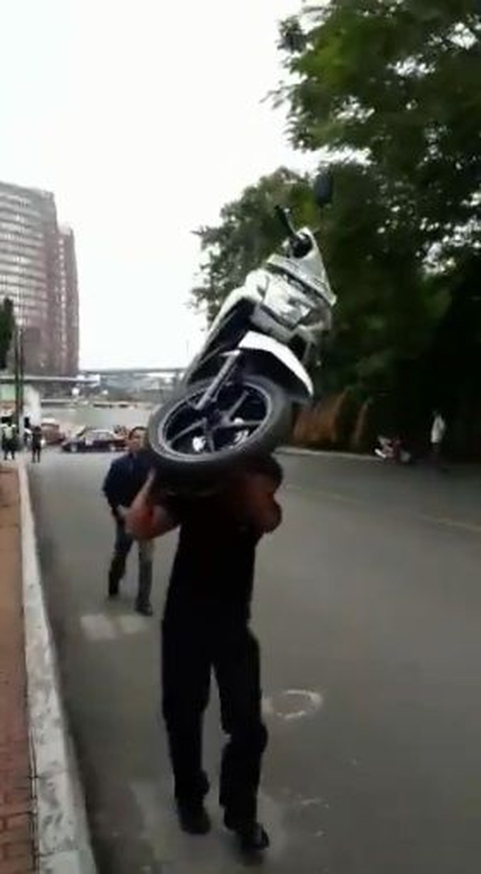 Foto: Si 'Samson' Indonesia, Satpam Perkasa yang Kuat Angkat Motor