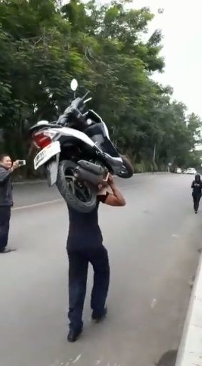 Foto: Si 'Samson' Indonesia, Satpam Perkasa yang Kuat Angkat Motor