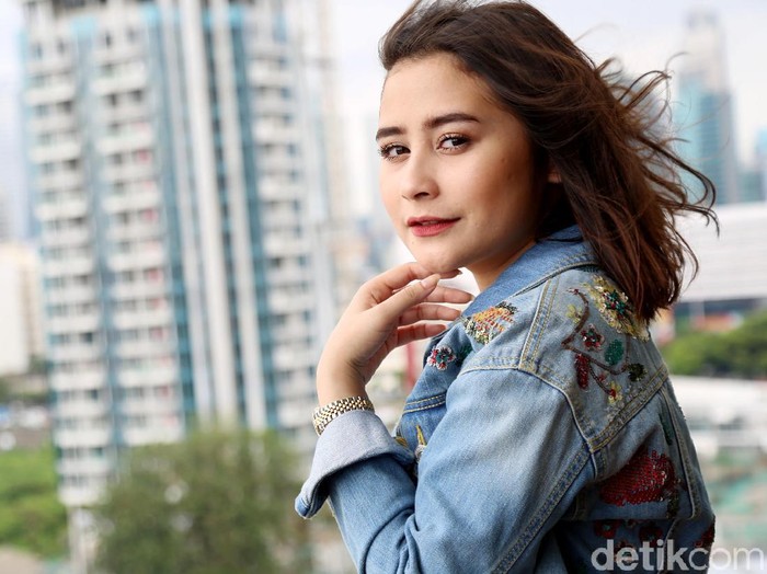 13 Transformasi Prilly Latuconsina Makin Cantik Segudang Prestasi