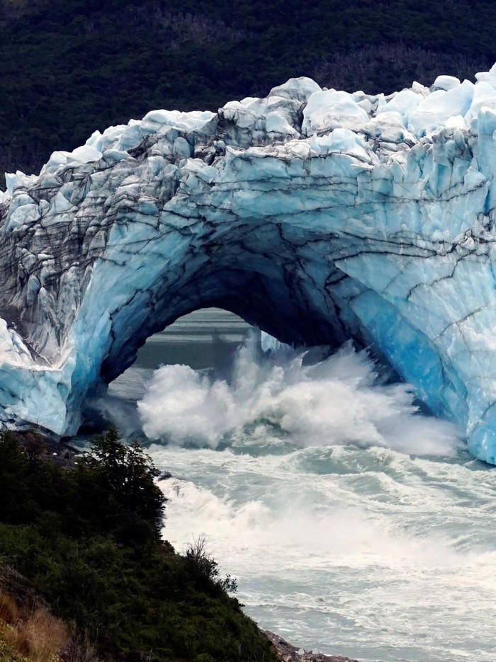 Pemandangan Menakjubkan Runtuhnya Gletser di Argentina