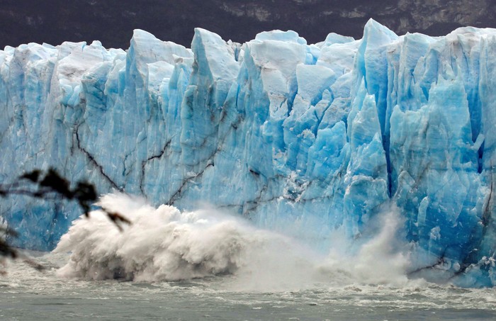 Pemandangan Menakjubkan Runtuhnya Gletser di Argentina