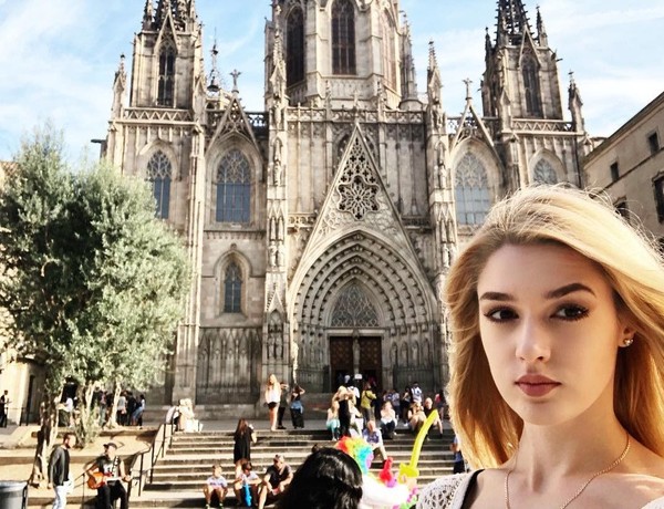 Foto: Gaya Traveling Atlet Voli Rusia yang Secantik Barbie