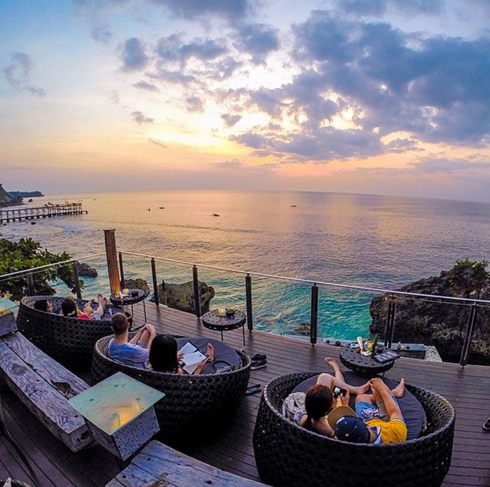 10 Restoran Ini Punya Seafood, Pantai dan Sunset Keren di Bali