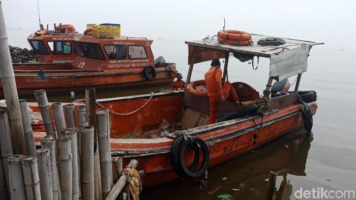 Foto: Kapal Fiber Pengangkut Lautan Sampah di Teluk Jakarta