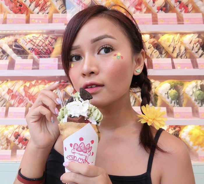 10 Foto Ini Bukti Selebgram Rachel Goddard Doyan Banget Makan