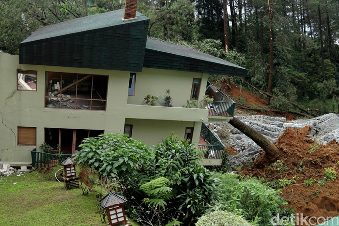 Begini Bentuk Bangunan yang Tertimbun Longsor di Puncak