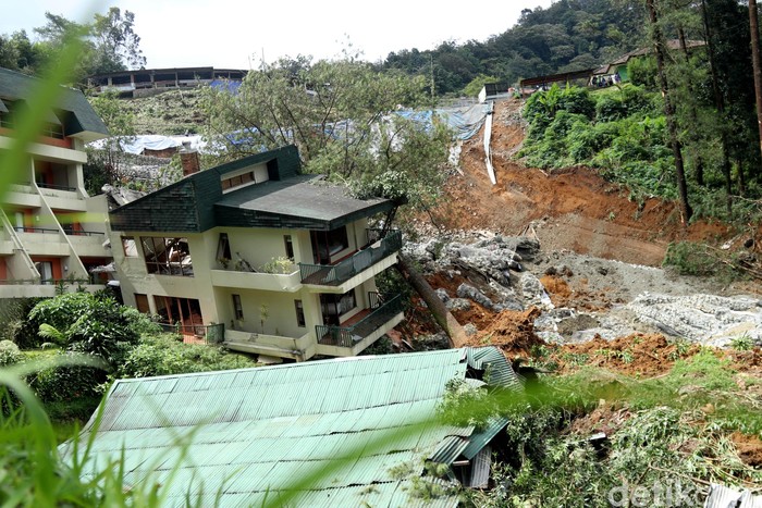 Begini Bentuk Bangunan yang Tertimbun Longsor di Puncak